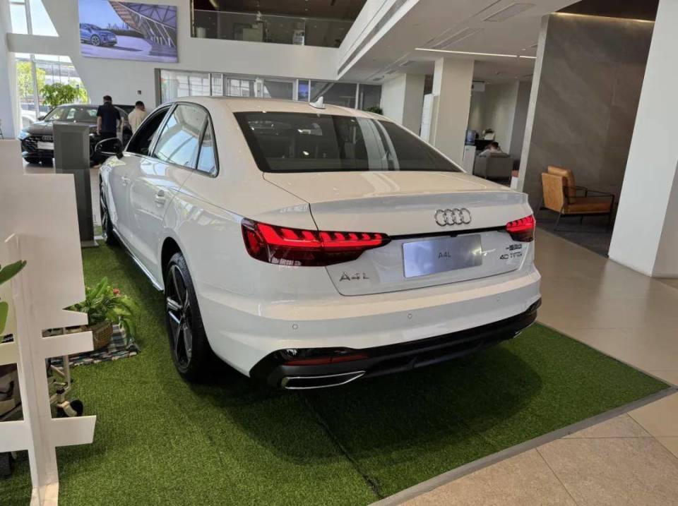 新车不到20万的奥迪A4L值得抄底吗？为此我去了趟4S店_腾讯新闻