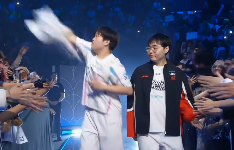 BLG让巴黎变成主场！国外粉丝很多！Bin登场采访都太燃了！_腾讯新闻