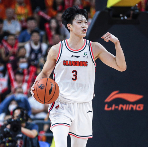 CBA官宣：广东FMVP胡明轩完成注册 赵睿离队后合同年有望爆发_腾讯新闻