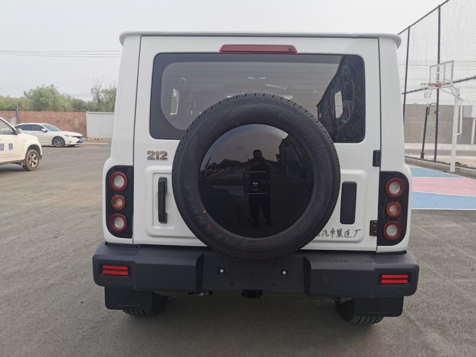 全新212实车到店，长超4米7配2.0T+8AT，搭分时四驱+两把锁_腾讯新闻