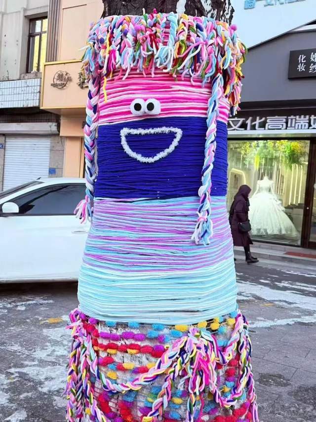 寒冬里的“针线活”：看梅河口师生如何花式宠树_腾讯新闻