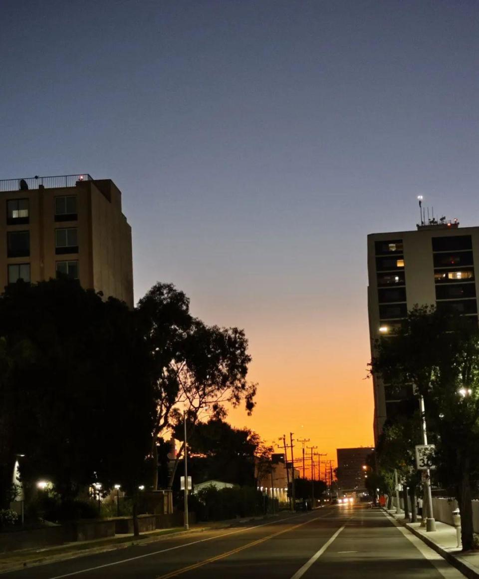 美国洛杉矶：凌晨五点半的样子_腾讯新闻