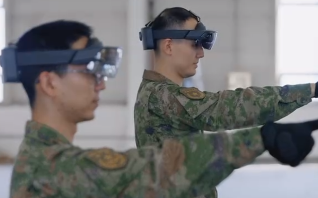 解放军科幻黑科技，智能头盔感知战场，单兵手套指挥“无人军团”_腾讯新闻