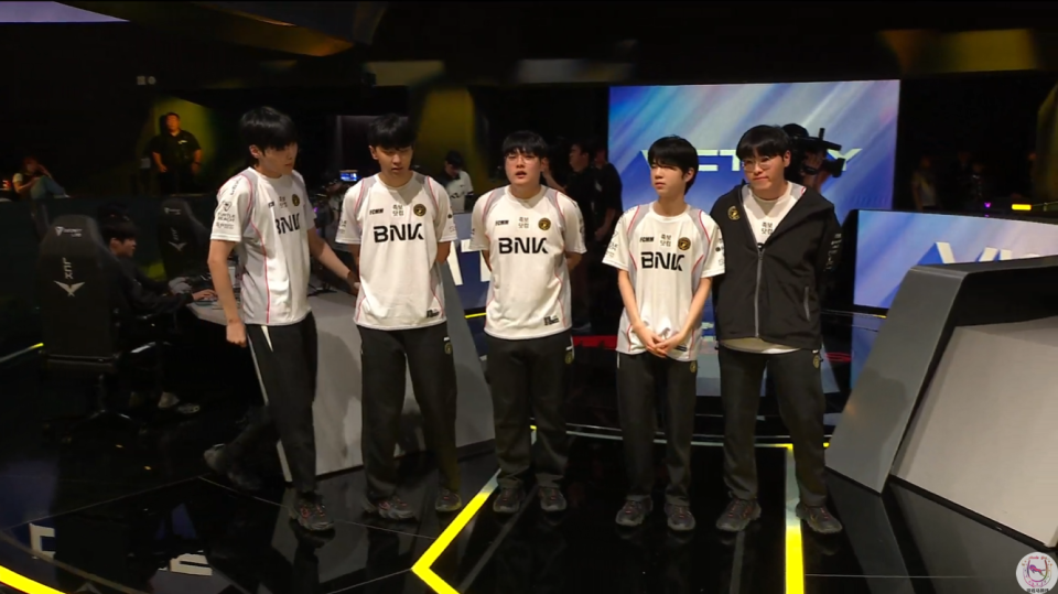 LCK出现黑马？NS对战BFX丢赛点后艰难赢下一小局！_腾讯新闻
