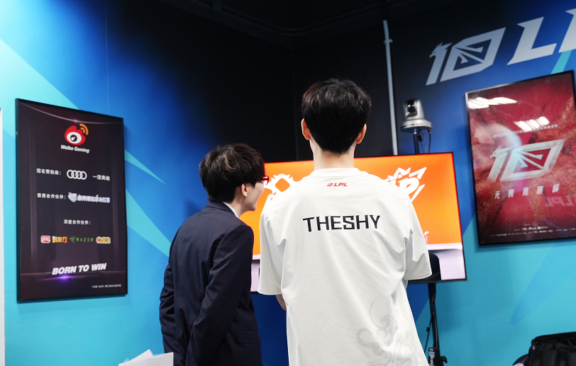 TheShy韩服苦练杰斯，效果非常惊人？可以跟小虎进行摇摆！