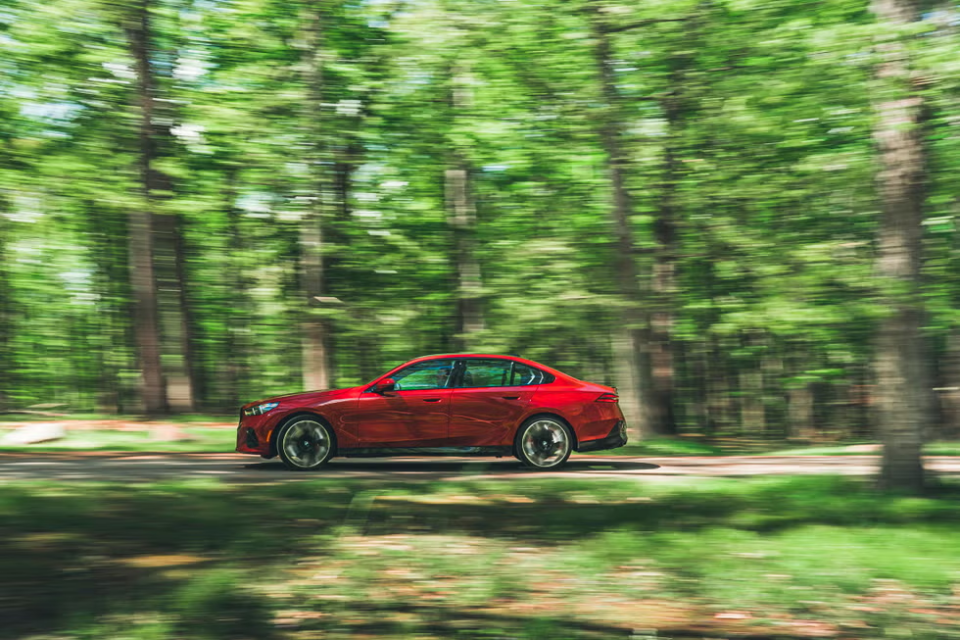 搭载3.0T直列6缸发动机，2024款宝马540i xDrive实车图曝光_腾讯新闻