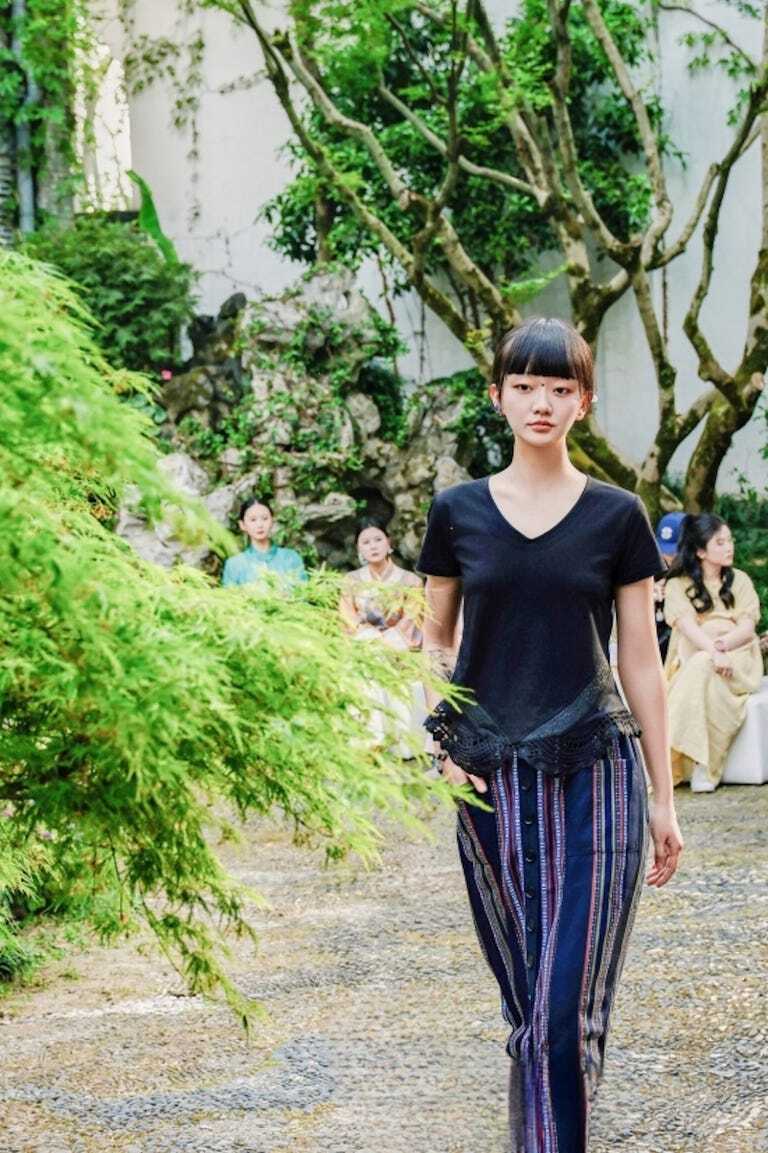 JICHENG吉承2025春夏“花舞”系列首秀，登陆百年秋水山庄_腾讯新闻