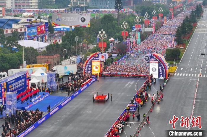 2025全国半程马拉松锦标赛（第1站）四川仁寿鸣枪开跑_腾讯新闻