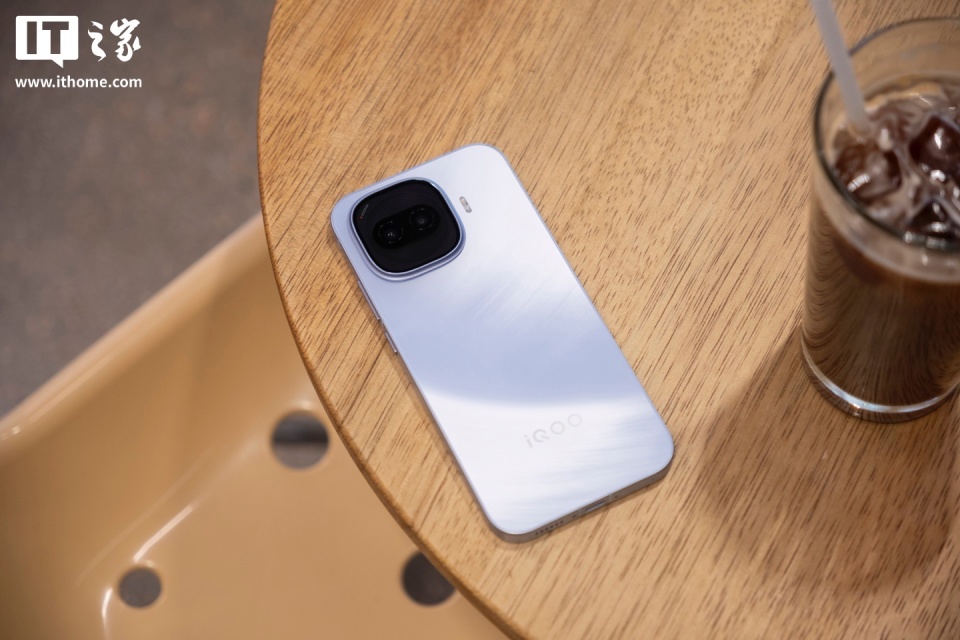 iQOO Z11 Turbo 图赏，大 R 角 + 金属中框，质感越级_腾讯新闻