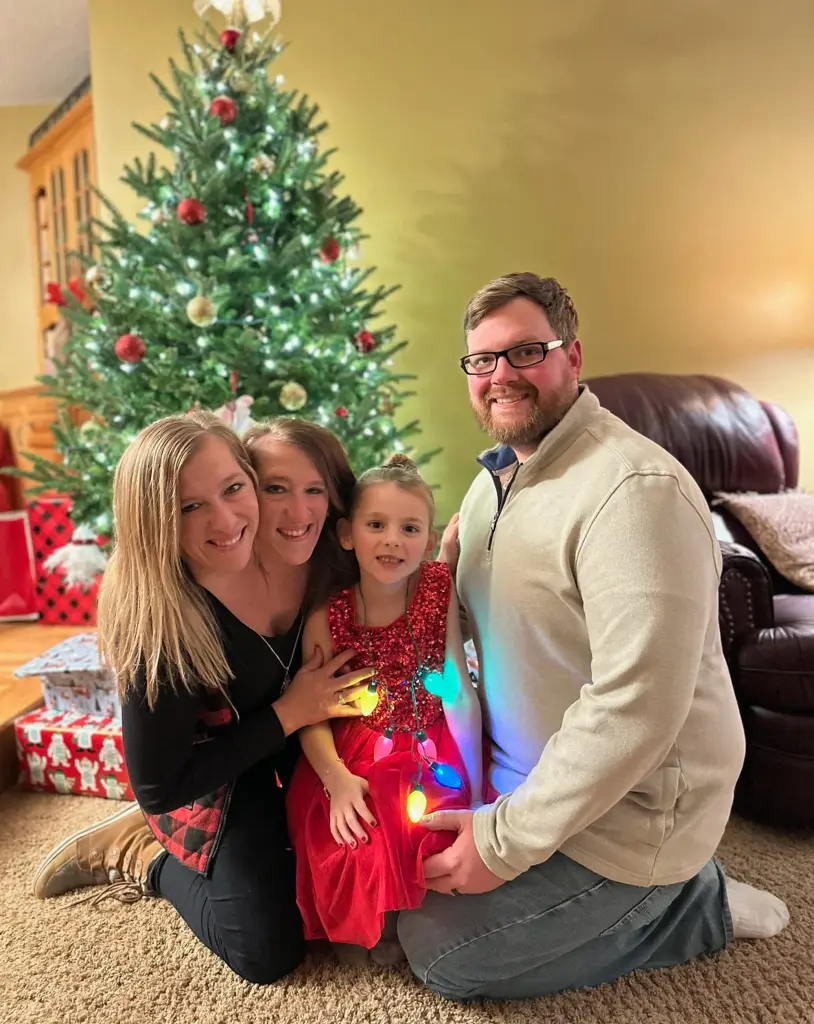 美国34岁连体双胞胎“怀孕”，引发关注，百年前就有连体人生娃_腾讯新闻