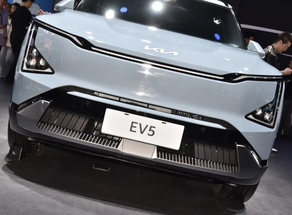 【e汽车】实拍悦达起亚EV5_腾讯新闻