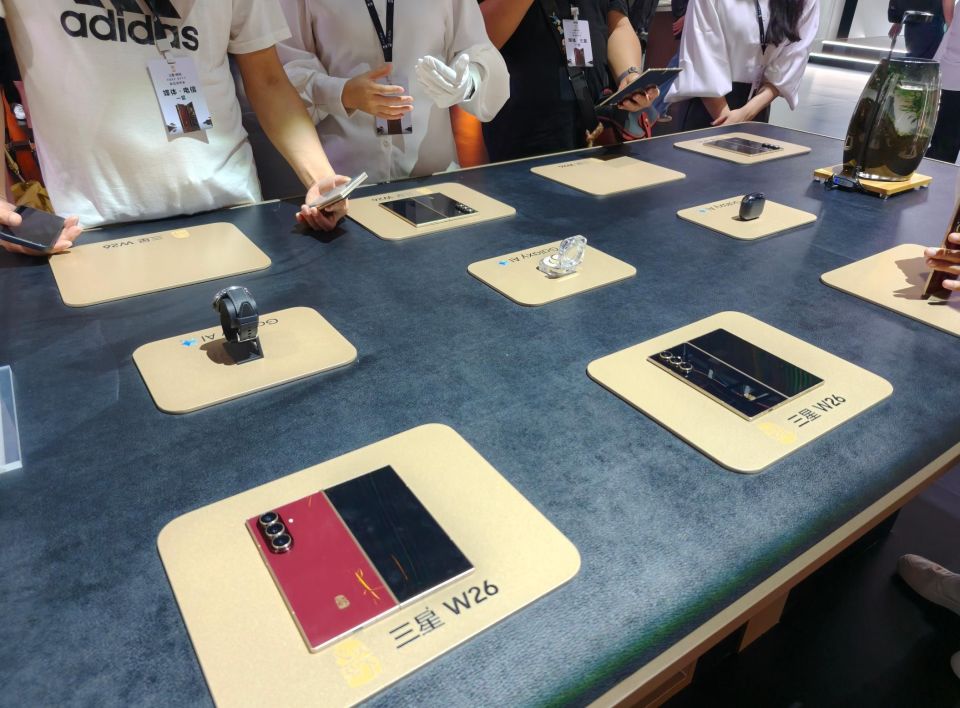 18 载 “心系天下” 再进阶，三星W26上手：轻薄、优雅、智能_腾讯新闻