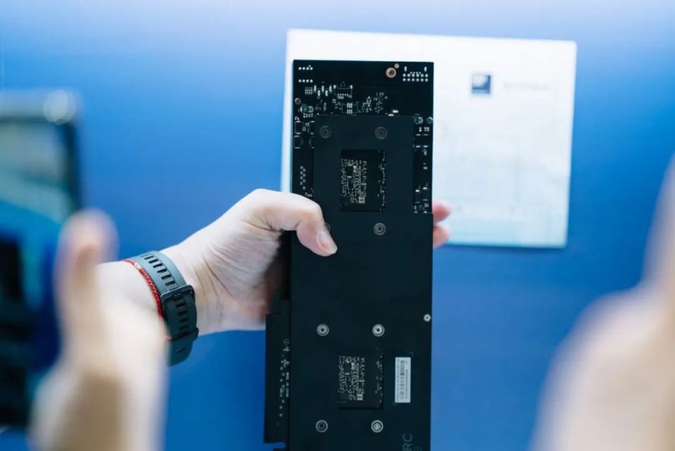 BW2025：铭瑄的192GB显存AI工作站见过没？_腾讯新闻