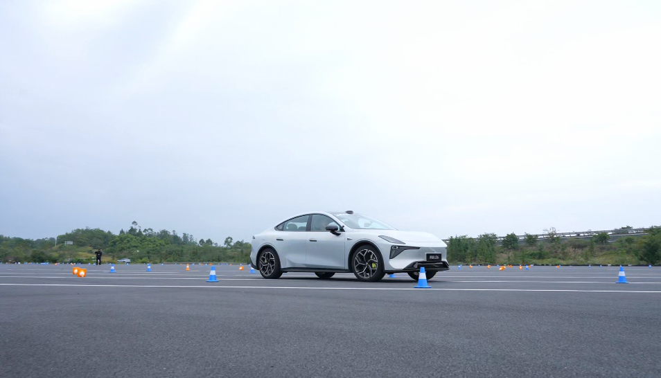 静态惊艳动态称王！深蓝L06凭什么让年轻人放弃Model 3？_腾讯新闻