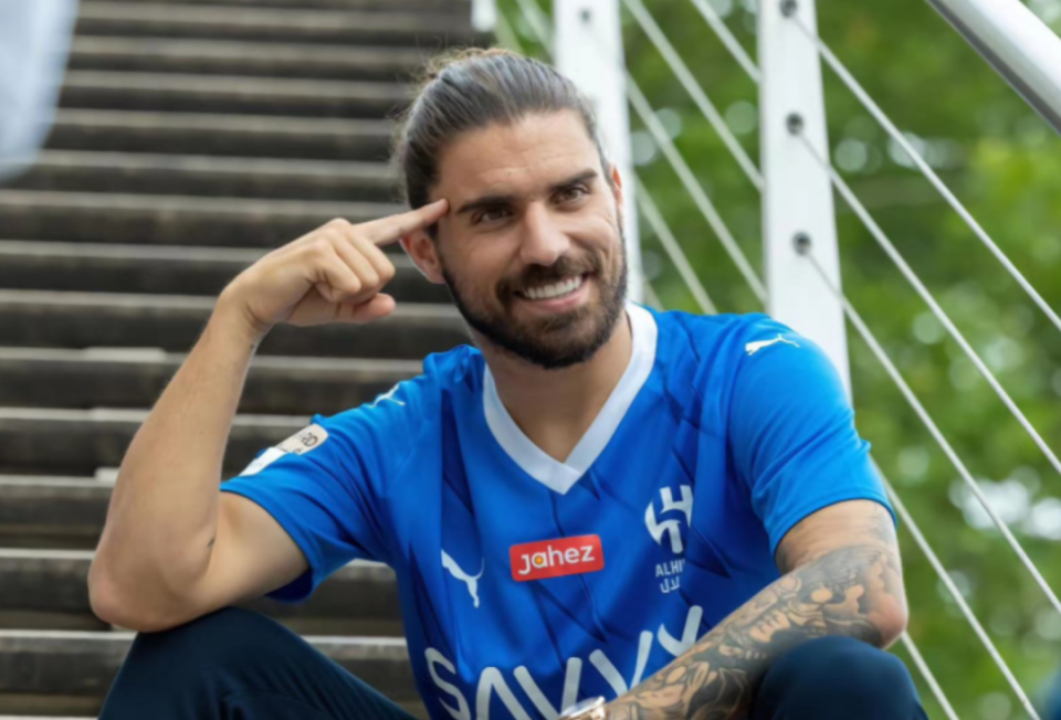 邮报列合同年最佳11人阵：迈尼昂、B席、莱万在列_腾讯新闻