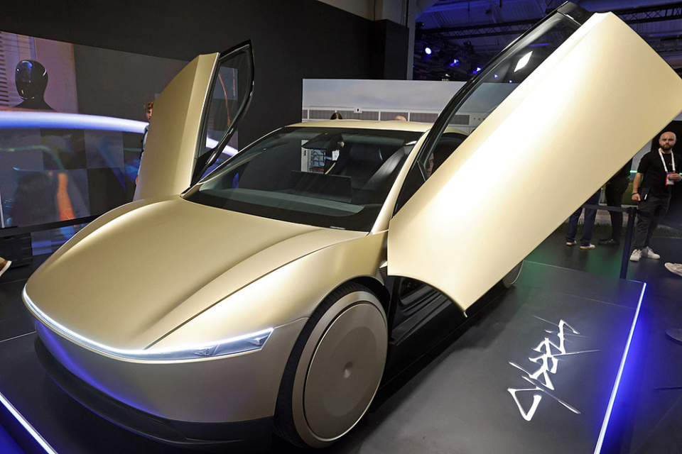 马斯克：明年一季度推第三代人形机器人，二季度Cyber cab投产_腾讯新闻