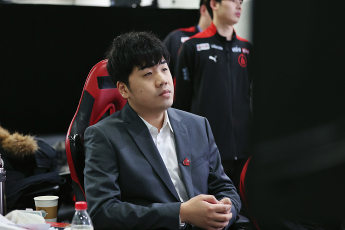 KPL：奶茶上完bao教练上，AG超玩会渴望教练救世，月光放豪言回归