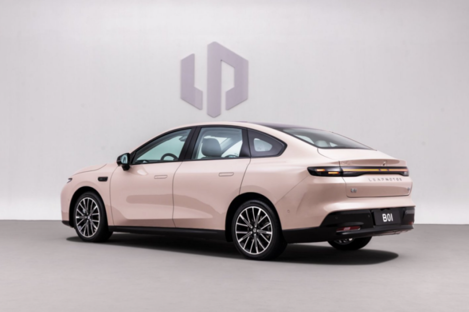 零跑B01正式预售！小米SU7级的实力，10万级电车卷王实力如何？_腾讯新闻