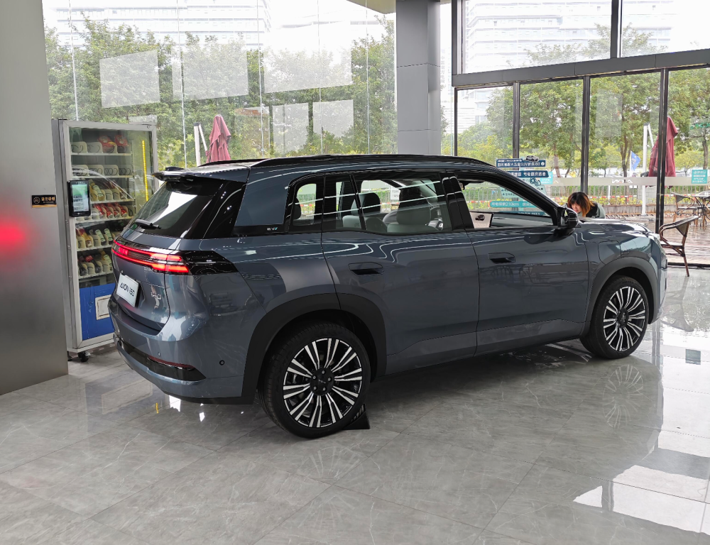 埃安AION i60到店，长近4米7配245马力，续航1240km+3C快充_腾讯新闻