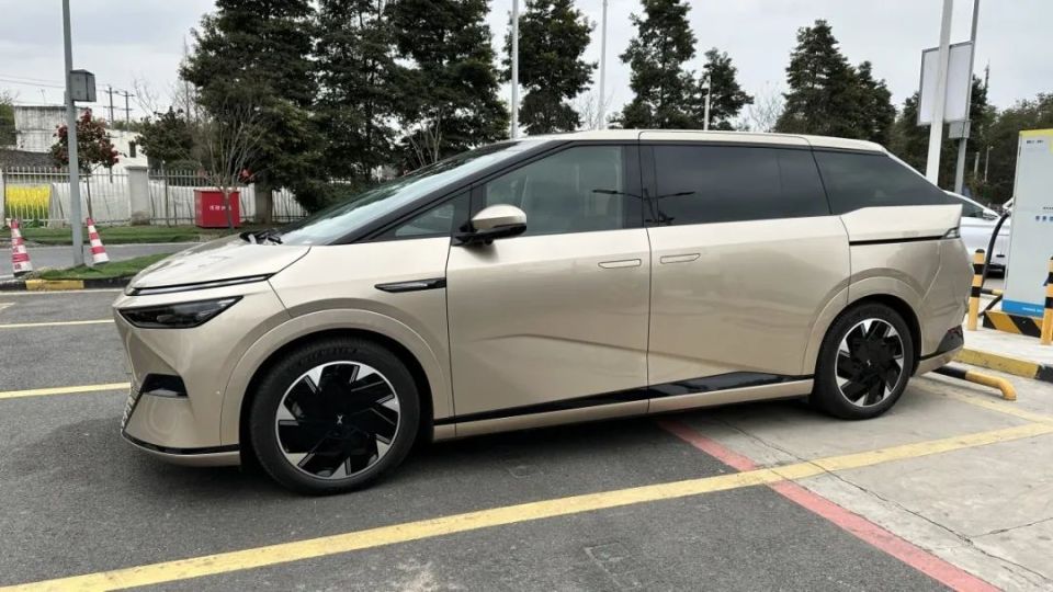 实测小鹏X9高速能耗：800V能让纯电四驱MPV省多少，空间设计比MEGA又如何_腾讯新闻