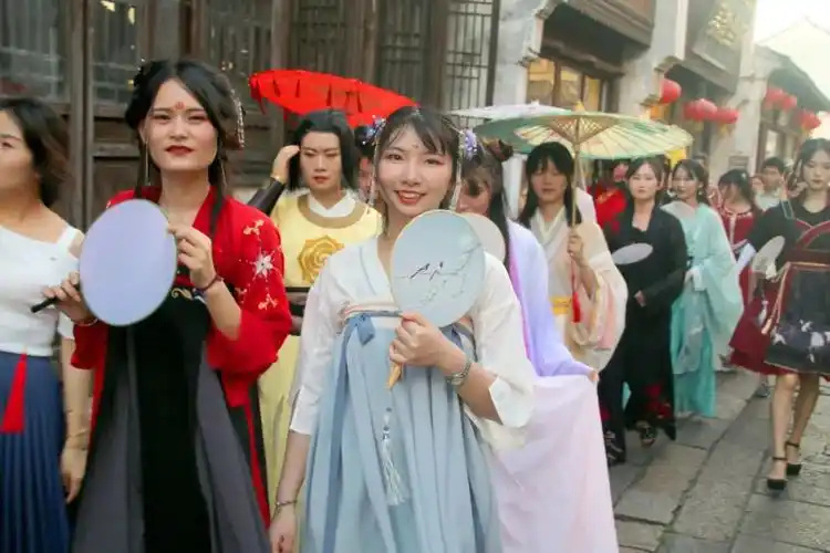 21年了，从王乐天上街到全民爆火，“汉服复兴”做对了什么_腾讯新闻