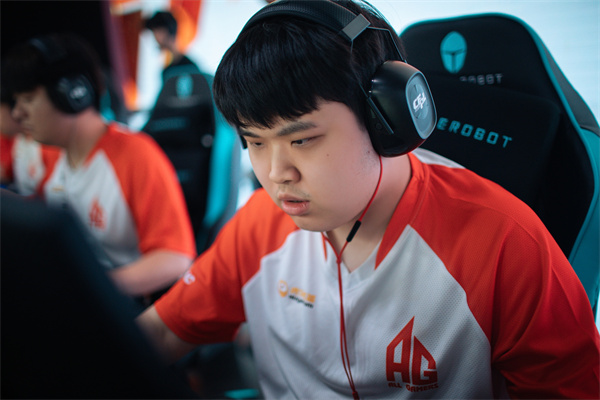 CFPLS26常规赛回顾：白鲨.斗鱼雄踞榜首，EWC名额确定 | 穿越火线赛事_腾讯新闻