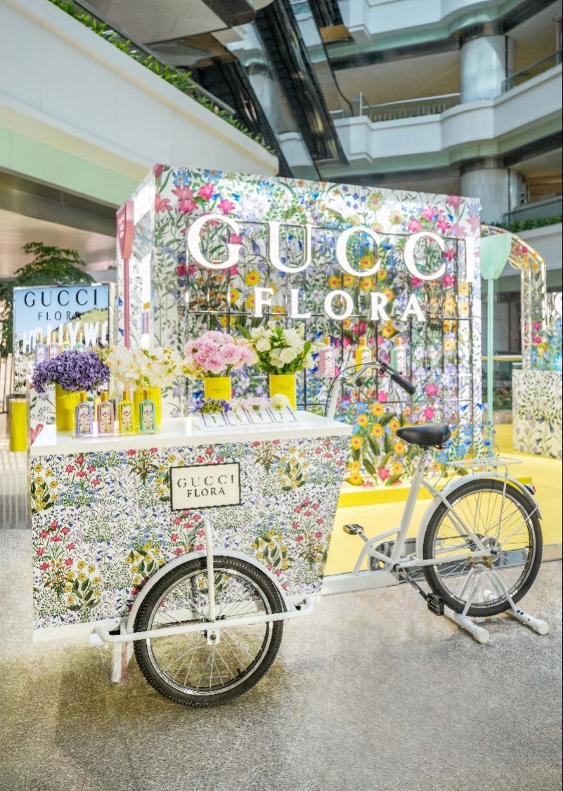 张凌赫亮相古驰广州天河城快闪店，偏爱木质香，想吃煲仔饭_腾讯新闻