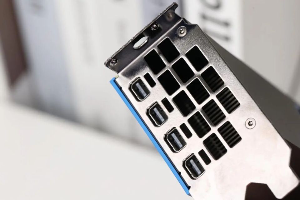 短小精悍的AI与图形工作站专业之选——英特尔锐炫 Pro B50显卡首发评测_腾讯新闻