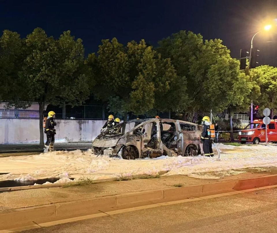 上海Mega自燃后续来了 理想汽车召回11411辆Mega_腾讯新闻