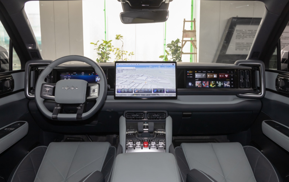 方程豹豹8实车现身，气势不输仰望U8，搭2.0T插混+云辇-P_腾讯新闻