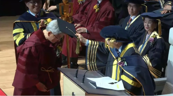 黄仁勋 Jensen Huang，获颁「香港科技大学」工程学荣誉博士_腾讯新闻