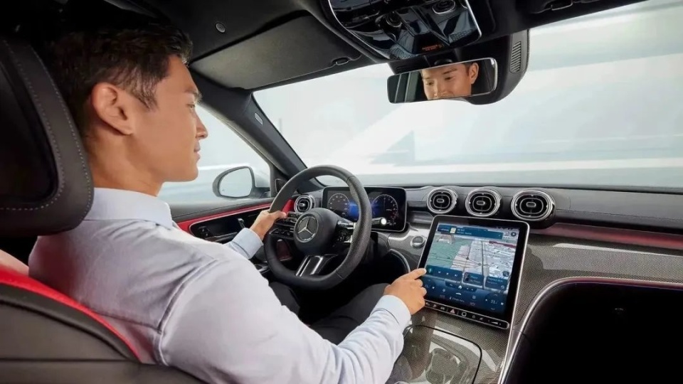 梅赛德斯-奔驰汽车年内 OTA 升级第二代 MBUX 车机系统_腾讯新闻