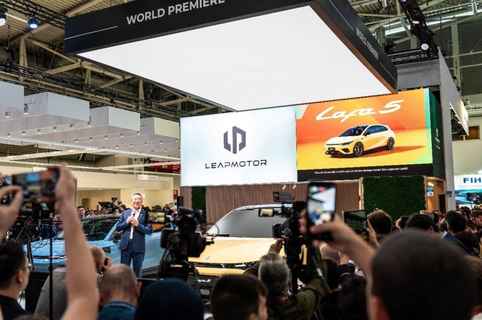 零跑Lafa5全球首秀：Z世代的第一台“拉风轿跑”来了_腾讯新闻