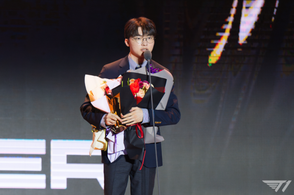 网传Faker恋情曝光，高颜值白发真爱女粉，其实只是T1员工_腾讯新闻