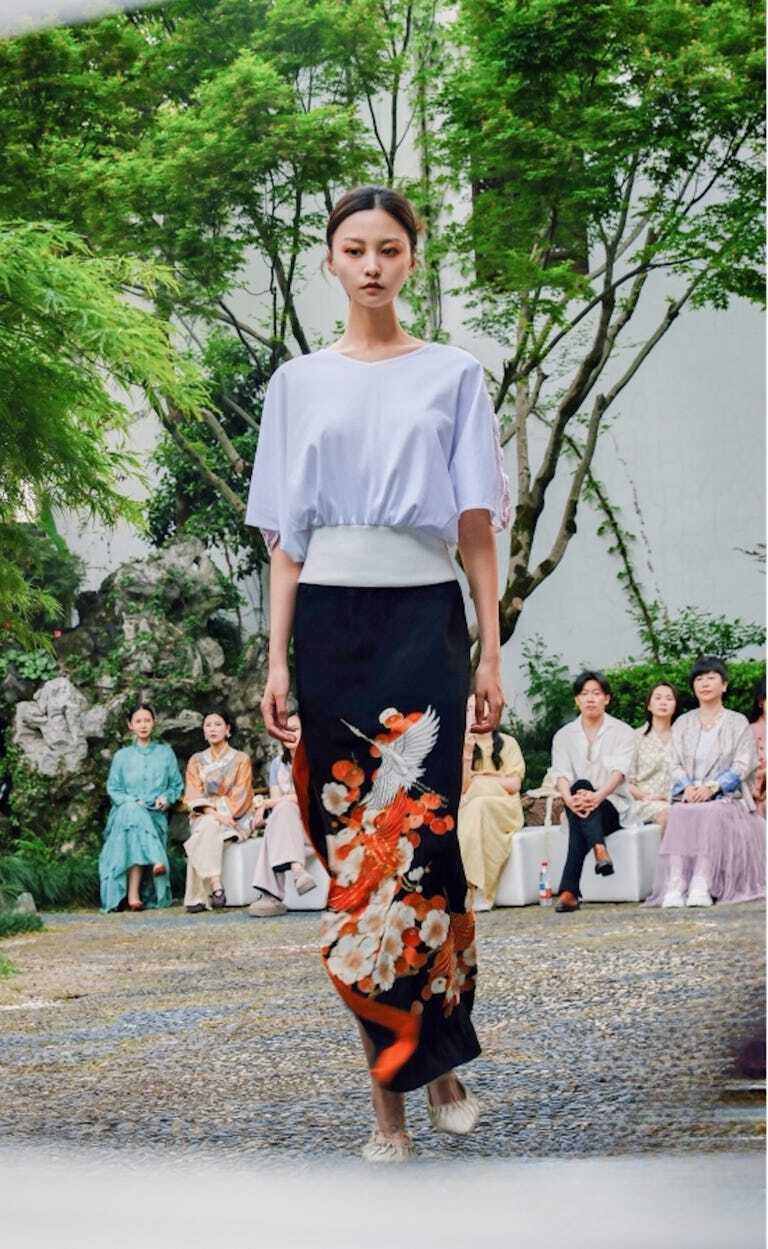 JICHENG吉承2025春夏“花舞”系列首秀，登陆百年秋水山庄_腾讯新闻
