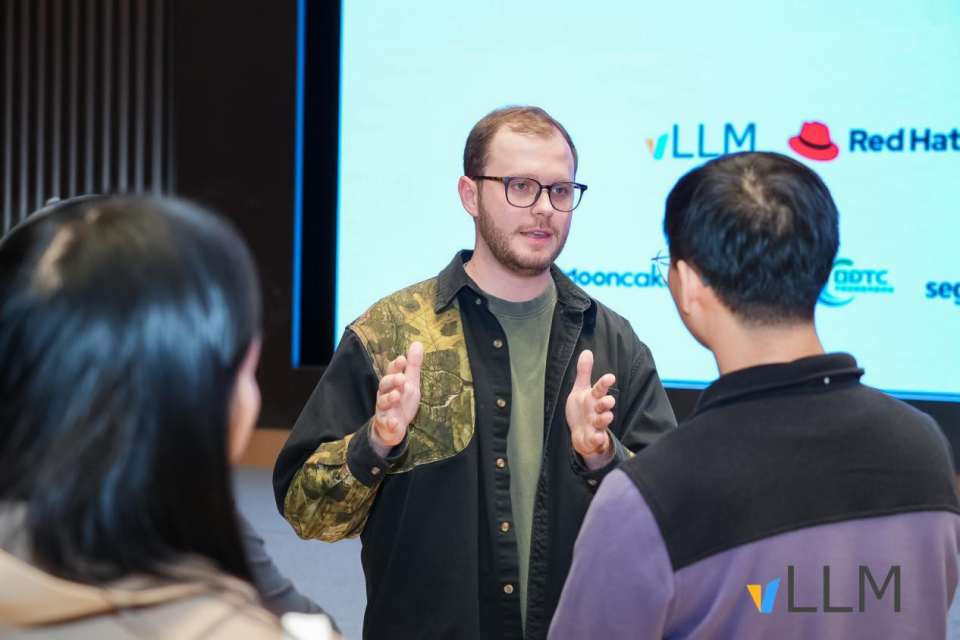 DeepSeek倒逼vLLM升级！芯片内卷、MoE横扫千模，vLLM核心维护者独家回应：如何凭PyTorch坐稳推理“铁王座”_腾讯新闻