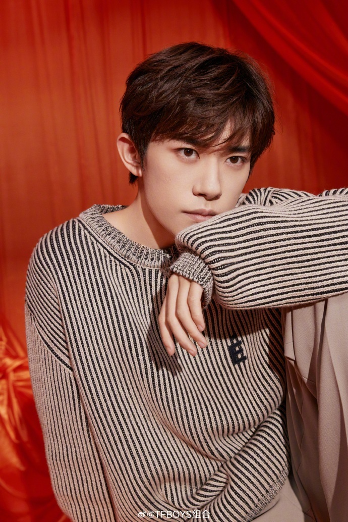 TFBOYS发布最新官方合照写真：共同见证少年由青涩懵懂到璀璨耀眼_腾讯新闻