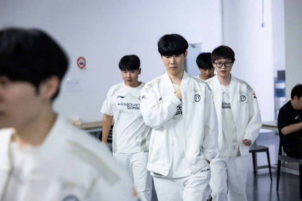 史无前例的英雄联盟S15全球总决赛入围赛：T1与iG的生死对决！_腾讯新闻