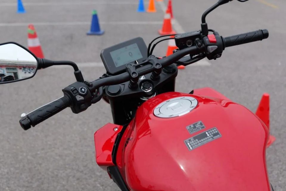 车评特辑：“低调”的Honda CB400F，细微之处见真章_腾讯新闻