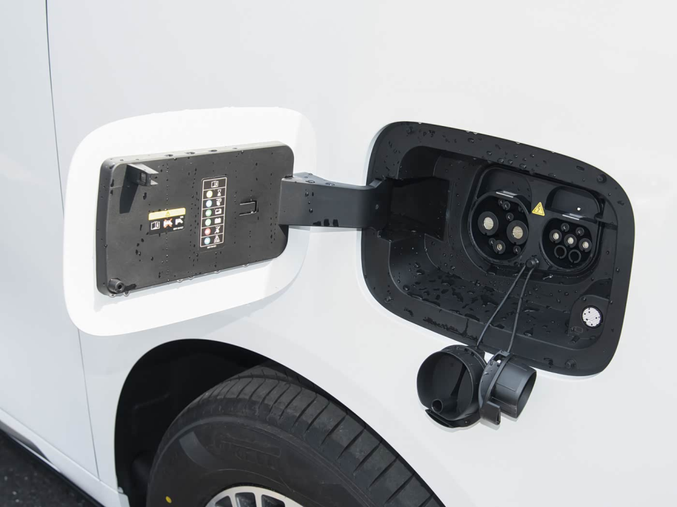 吉利银河V900 MPV最新动态：内饰谍照曝光，采用增程系统_腾讯新闻