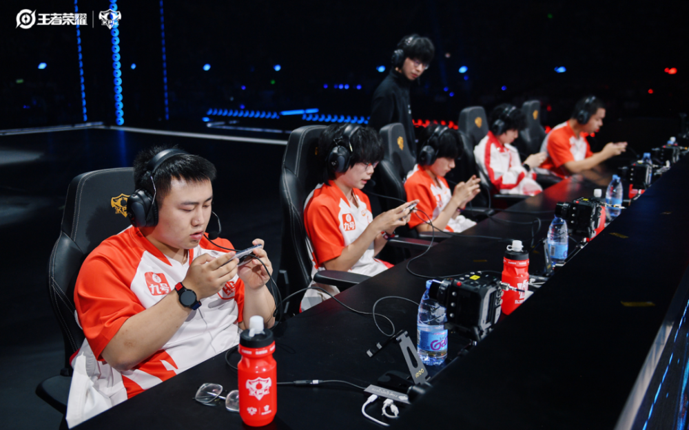 首个四连冠！成都AG超玩会夺得2025KPL春季赛冠军 刷新统治力纪录_腾讯新闻