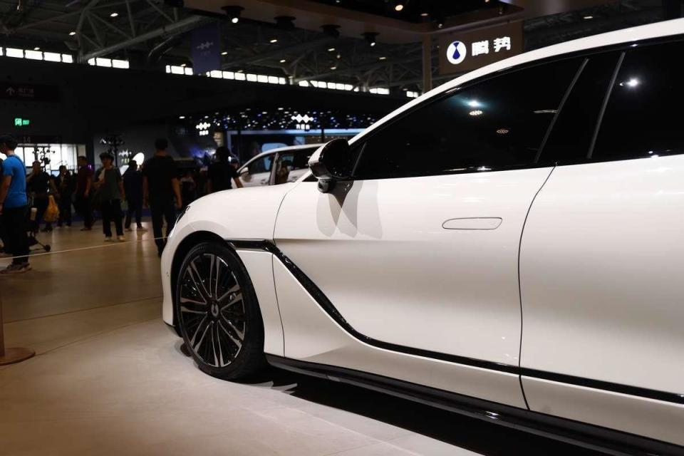 2.0T+三电机+易三方，腾势Z9GT亮相粤港澳车展，卖多少钱能火？_腾讯新闻