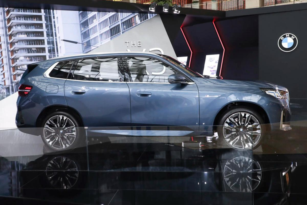 全新宝马X3L实车到店，长近4米9+全景星轨天幕，配双联屏+258马力_腾讯新闻