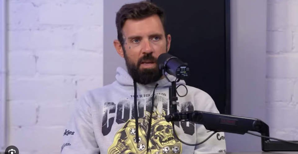 他被妻子搭档73秒打趴下，还要硬说自己赢了……网友都替他尴尬_腾讯新闻