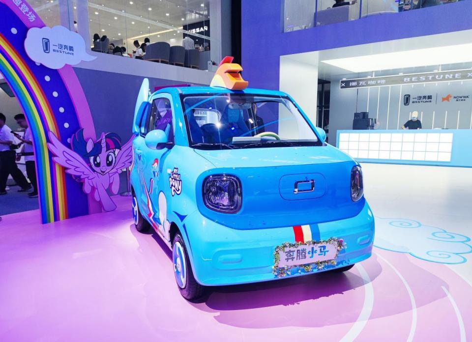 不到3万买爆款小车，宏光MINI、吉利熊猫、奔腾小马谁更好？_腾讯新闻