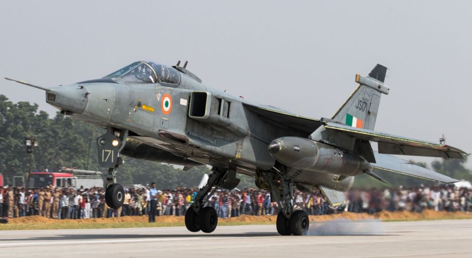 不到一个月摔两架！印度“美洲虎”攻击机在夜间坠毁，这是印度空军今年掉下来的第四架军机_腾讯新闻