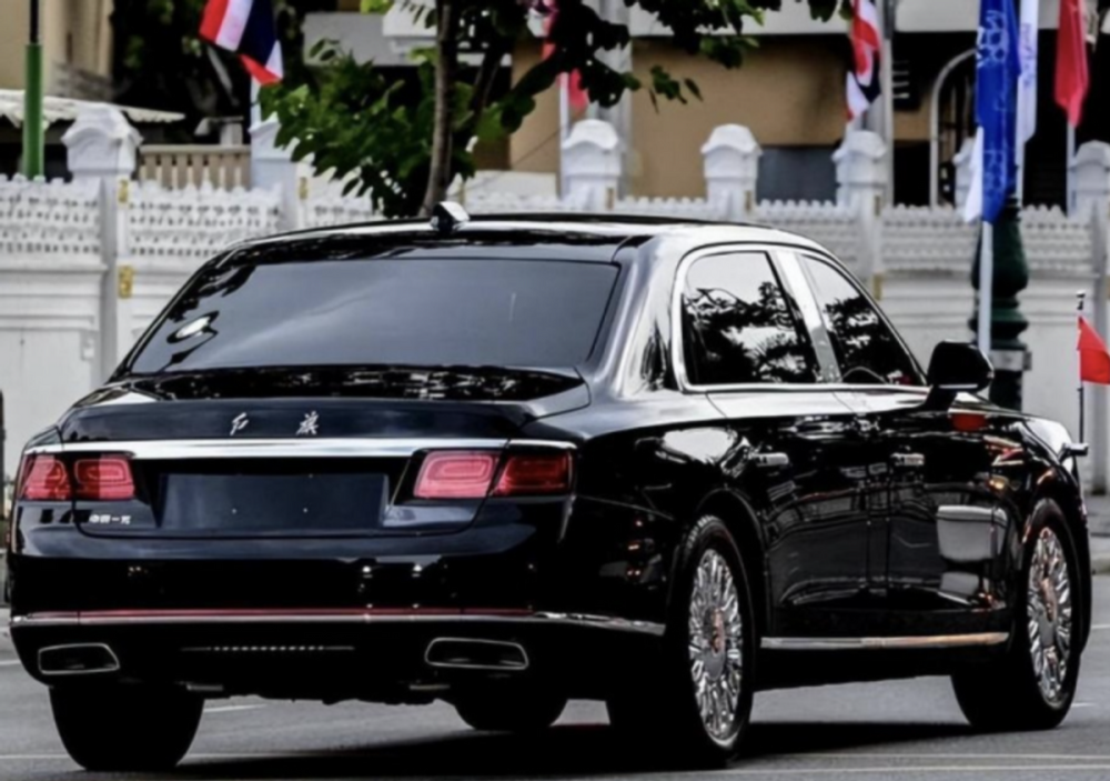 揭秘中国顶级座驾!年产5台,V12红旗N701随团访美,拜登:就像迈巴赫_腾讯新闻