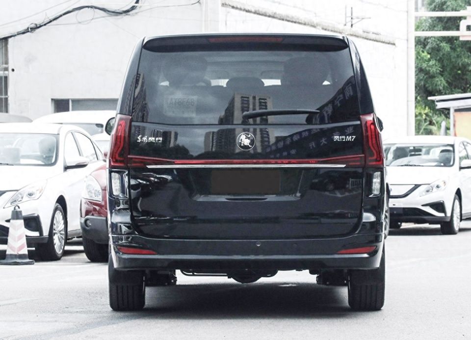 东风风行M7新车型上市，外观很霸气，7座，侧滑门，2.0T+8AT动力_腾讯新闻