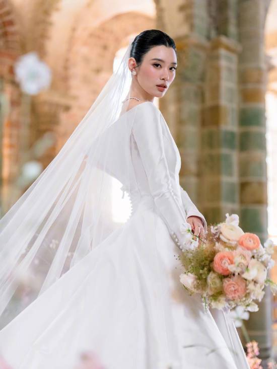 “赌王之子”何猷君与奚梦瑶婚礼照：满钻蓝宝石晃瞎眼_腾讯新闻