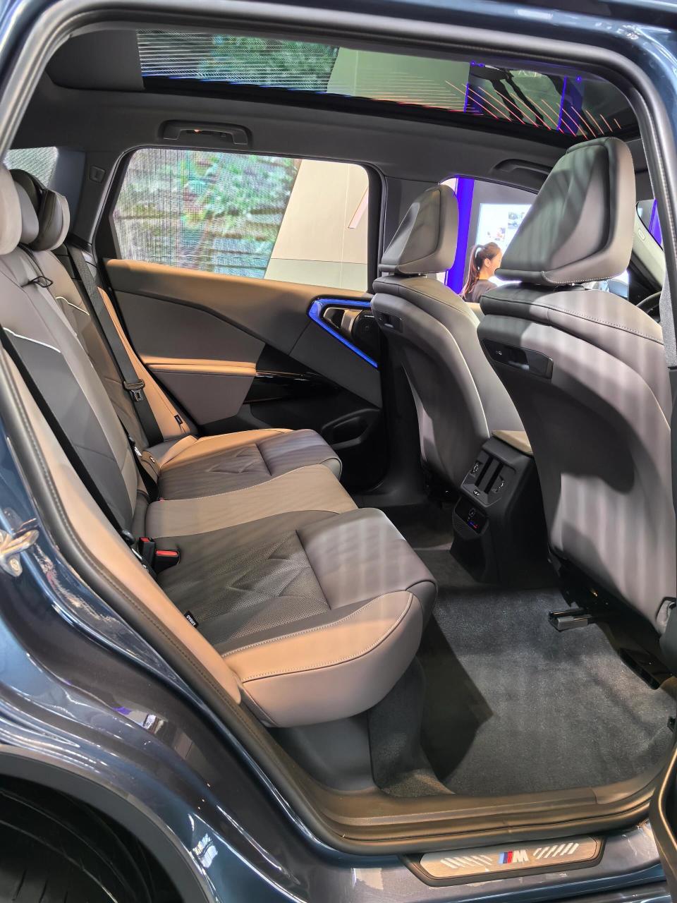 全新宝马X3L实车到店，长近4米9+全景星轨天幕，配双联屏+258马力_腾讯新闻